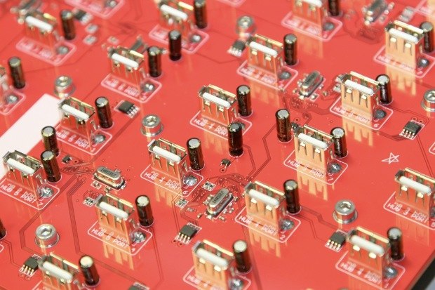 Un HUB con 49 puertos USB